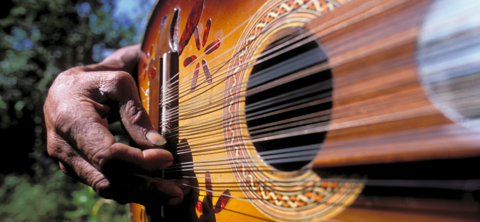 ¿Conoces el guitarrón chileno? Descubre a los guitarroneros de Pirque y ...